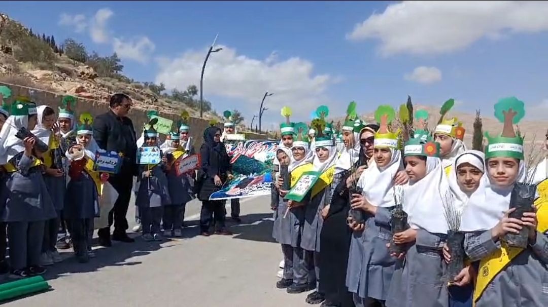 کاشت نهال در ارتفاعات به دست دانشآموزان شیرازی فیلم